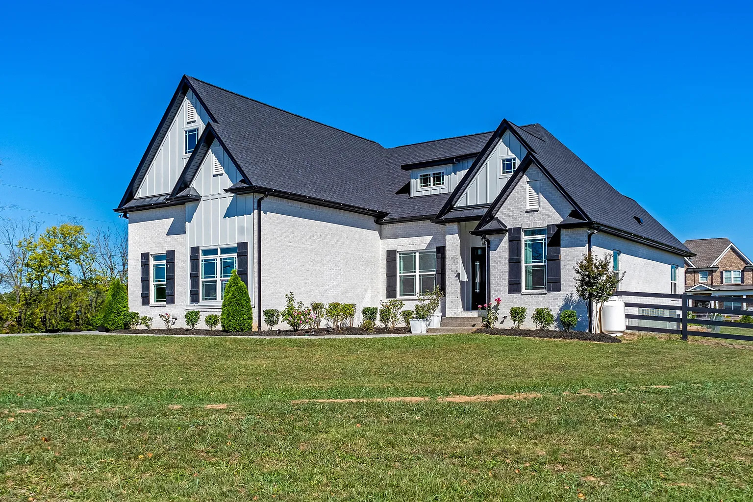 10 Beautiful Farmhouse Exteriors for Curb Appeal Inspiration