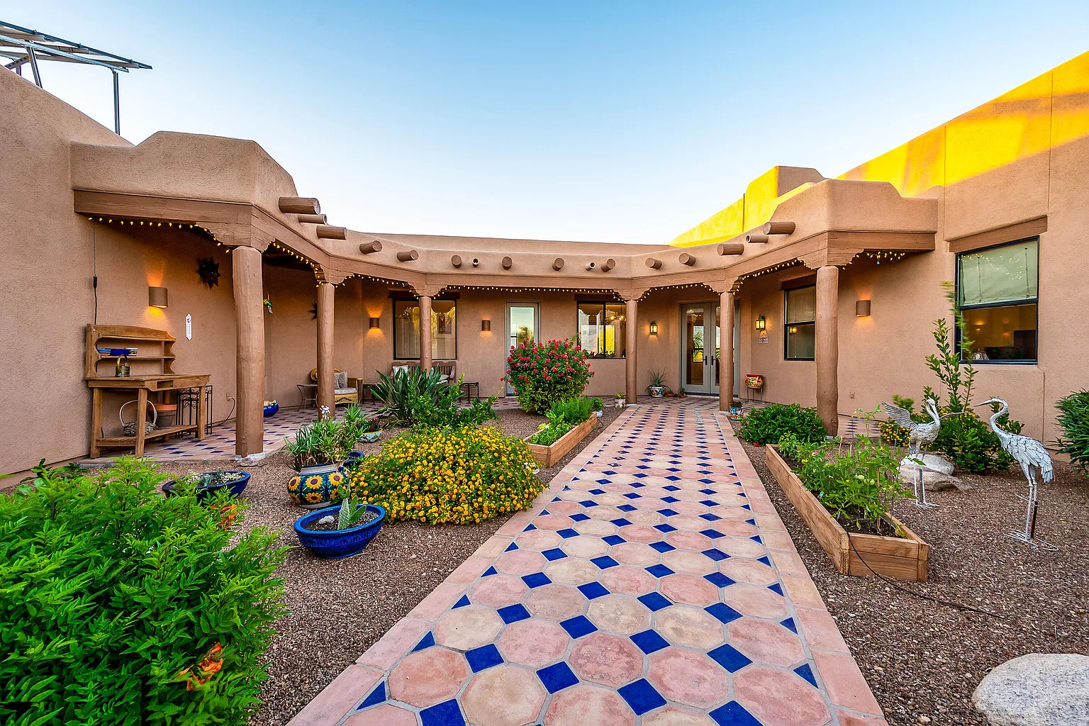 20 Santa Fe Style Courtyard Ideas to Transform Your Outdoor Space