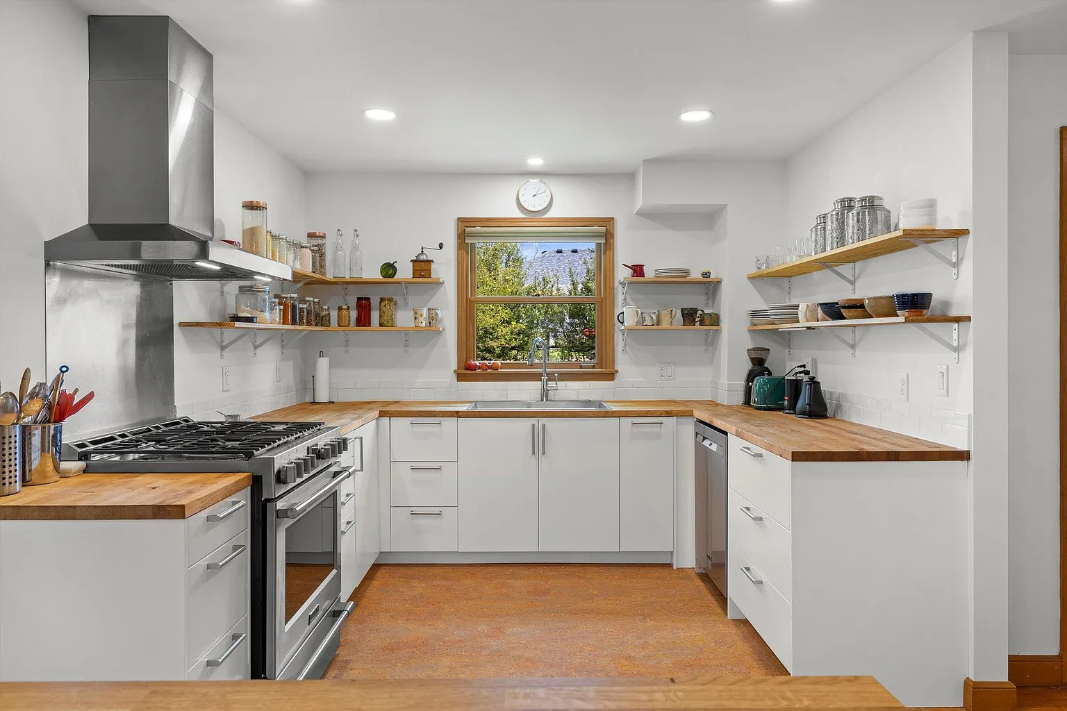 7 Best Cape Cod Kitchen Layouts for Cozy, Classic, and Modern Living