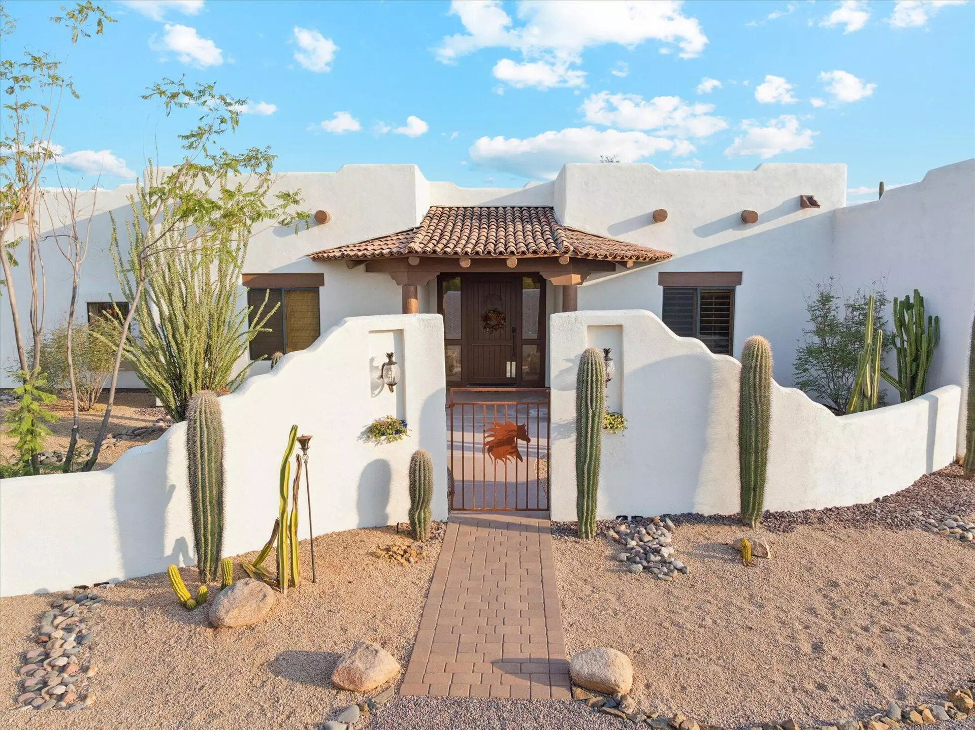 15 White Santa Fe Style Home Exteriors That Capture the Magic of the ...