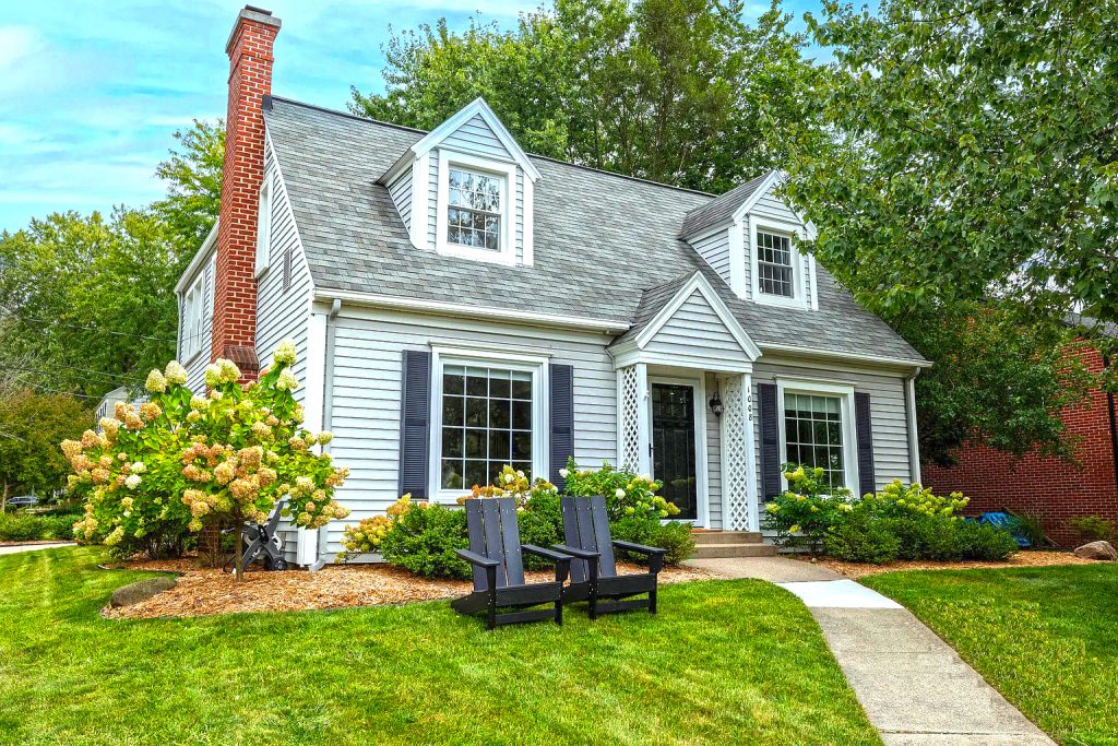 Step Inside This Charming Cape Cod Home: Inspiring Interior & Exterior ...