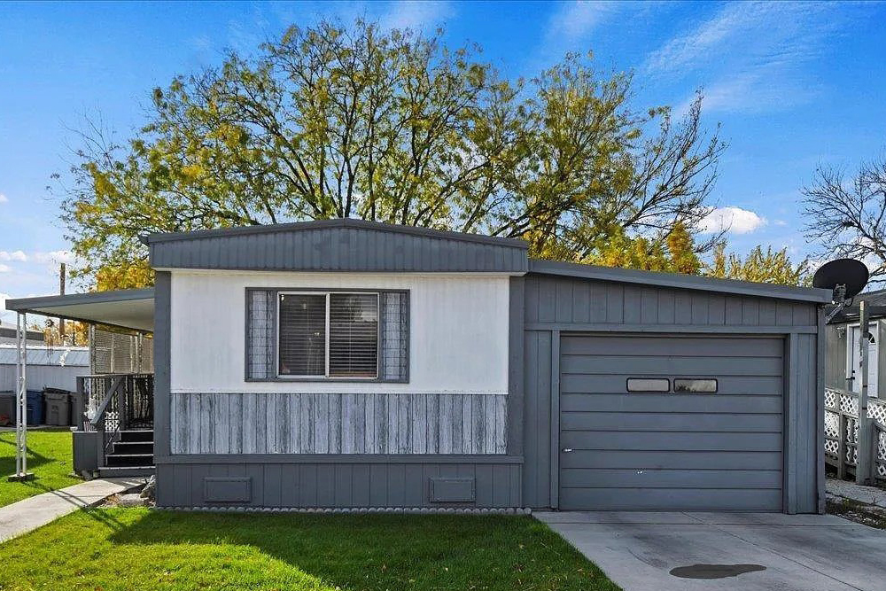 Step Inside This Cozy Manufactured Home—Retro Vibes, Modern Comfort!