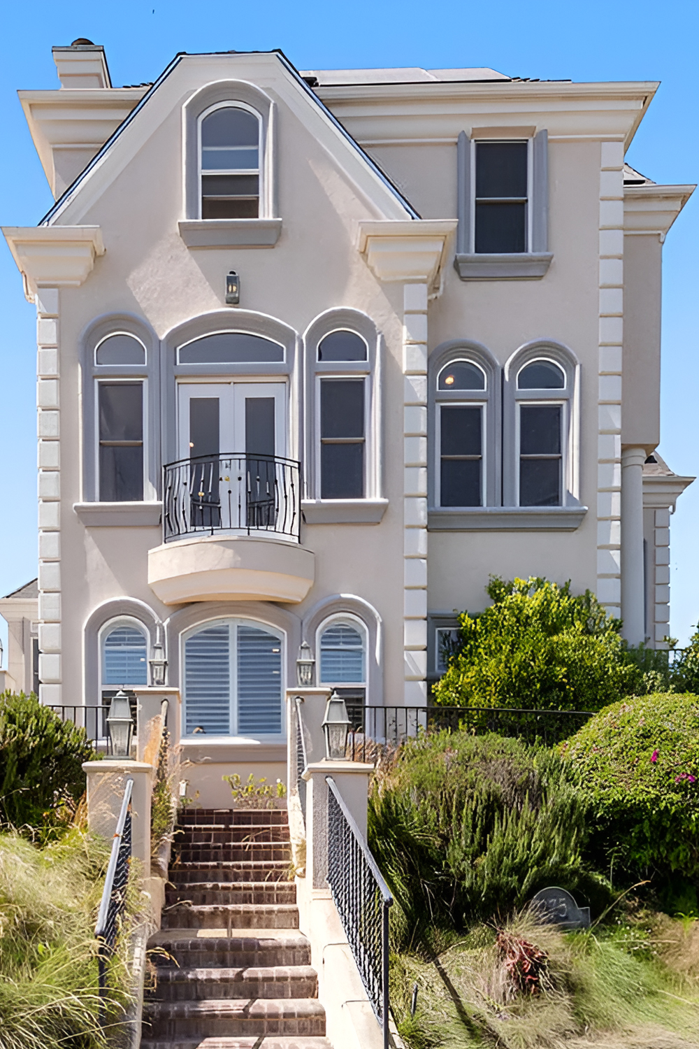 17 French Chateau Style Homes That Capture Storybook Elegance