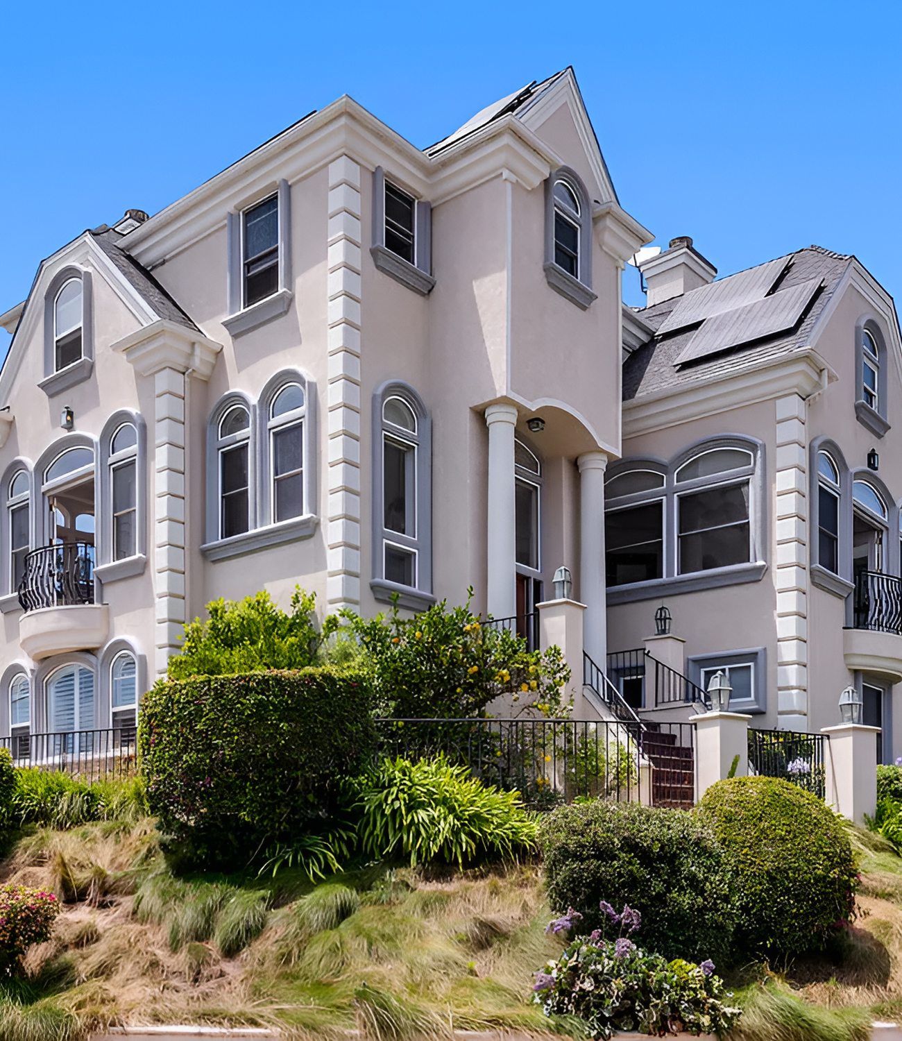 17 French Chateau Style Homes That Capture Storybook Elegance